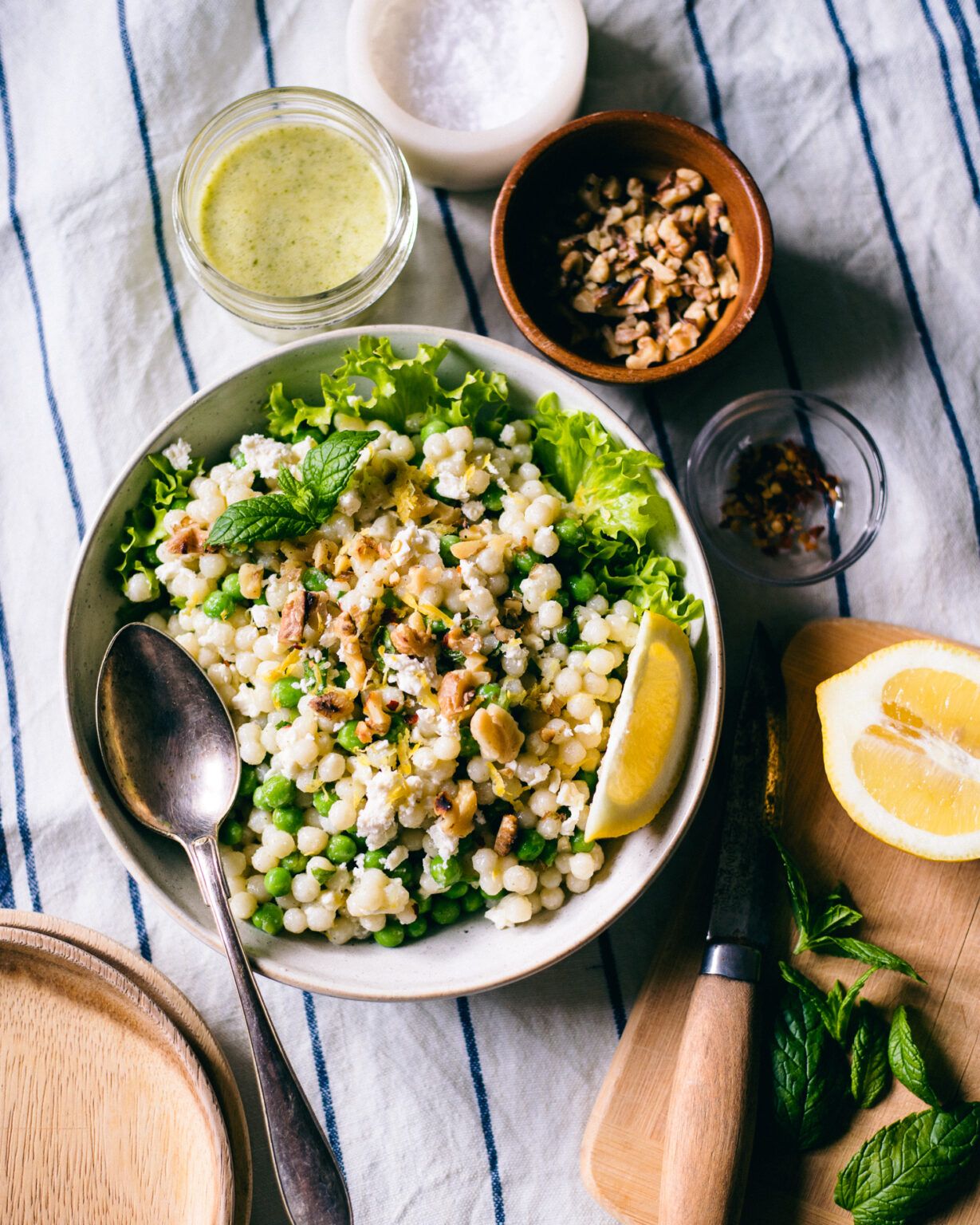 Matig sallad med pärlcouscous, gröna ärtor, mynta och citron - Live ...